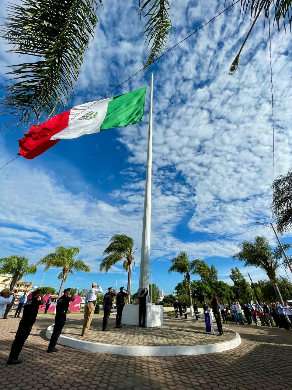 Comienza Mes Patrio 2025 con izamiento de bandera monumental